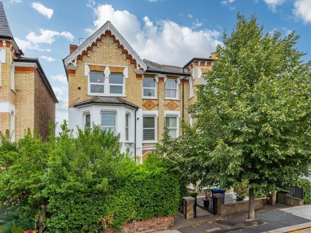 2 bed flat to rent in Oakhurst Grove, London, SE22