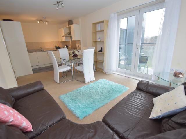2 bed flat to rent in Overstone Court, Butetown, CF10