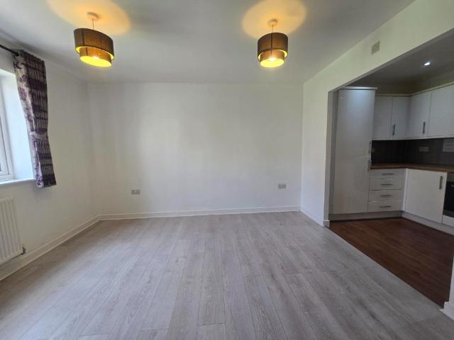 2 bed flat to rent in Ley Farm Close, Watford, WD25