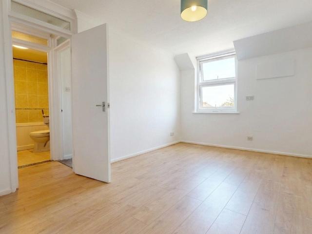2 bed flat to rent in Lime Row, Erith