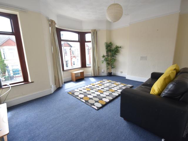 2 bed flat to rent in Llanishen Street, Heath, CF14
