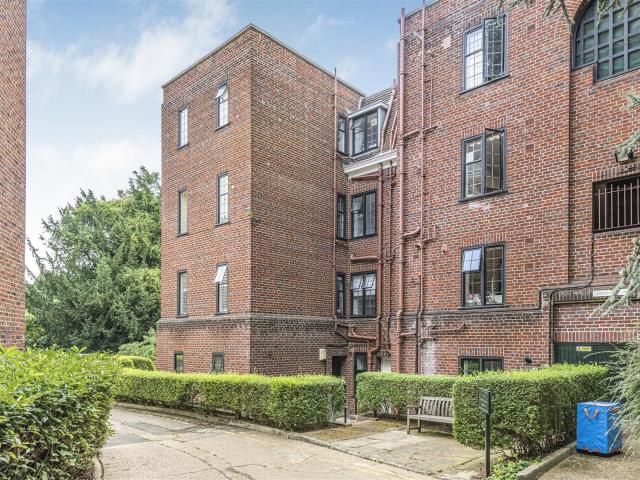 2 bed flat to rent in Manor Fields, London | James Anderson