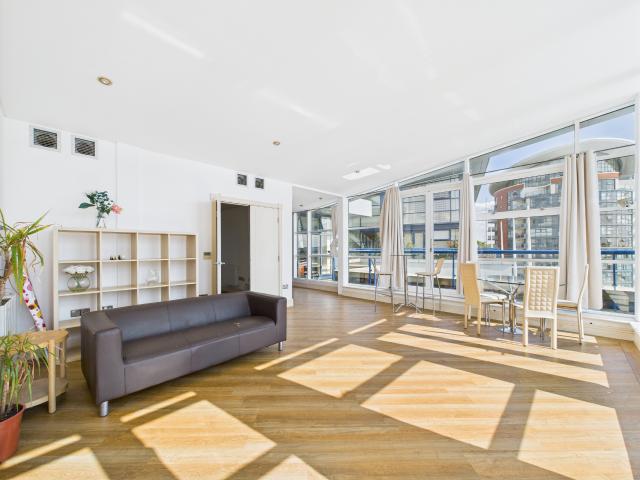 2 bed flat to rent in Newton Place, London, E14