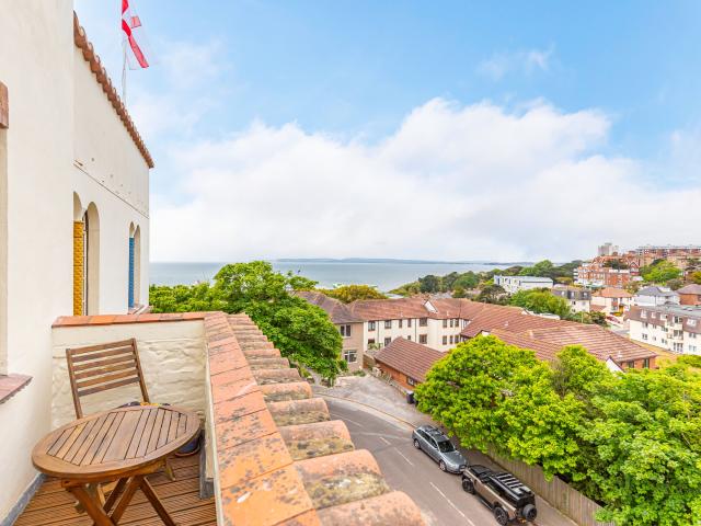 2 bed flat to rent in Sea Road, Bournemouth, BH5