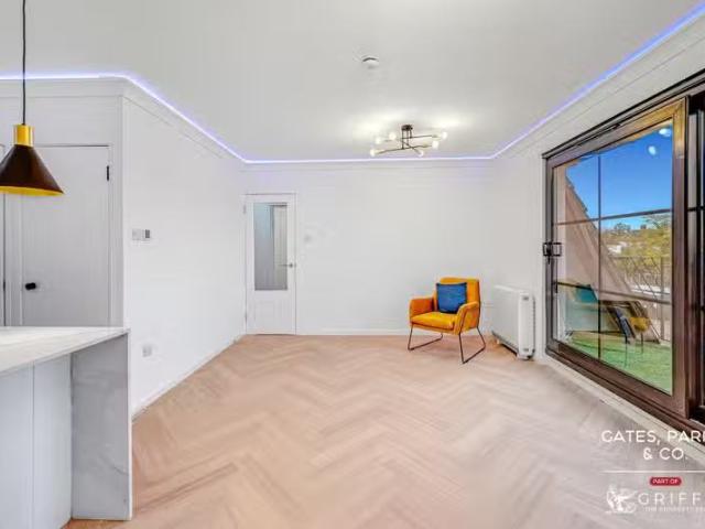 2 bed flat to rent in St. Marys Lane, RM14, Upminster