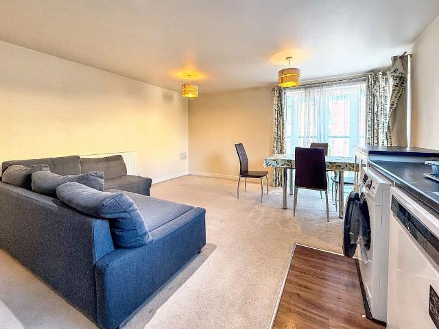 2 bed flat to rent in Pavilion Close, Leicester, LE2