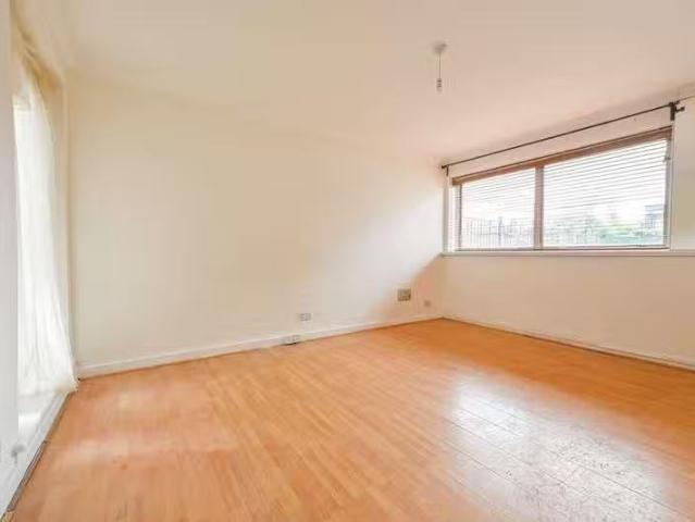 2 bed flat to rent in Parkgate Road, SW11, London