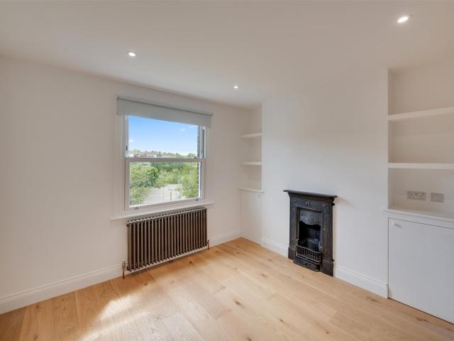 2 bed flat to rent in Roundwood Road, London | Daniels Estate Agents