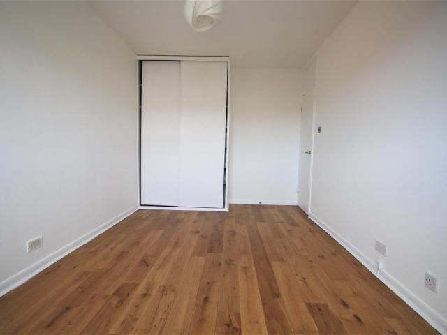 2 bed flat to rent in Rowlands Close, London, NW7