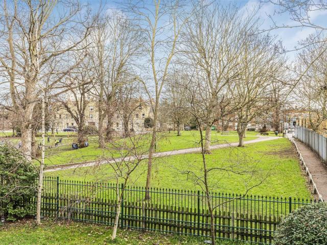 2 bed flat to rent in Rosemary Gardens, Mortlake, SW14 | James Anderson