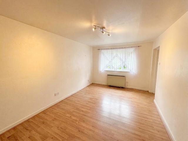 2 bed flat to rent in Range Road, Manchester, M16