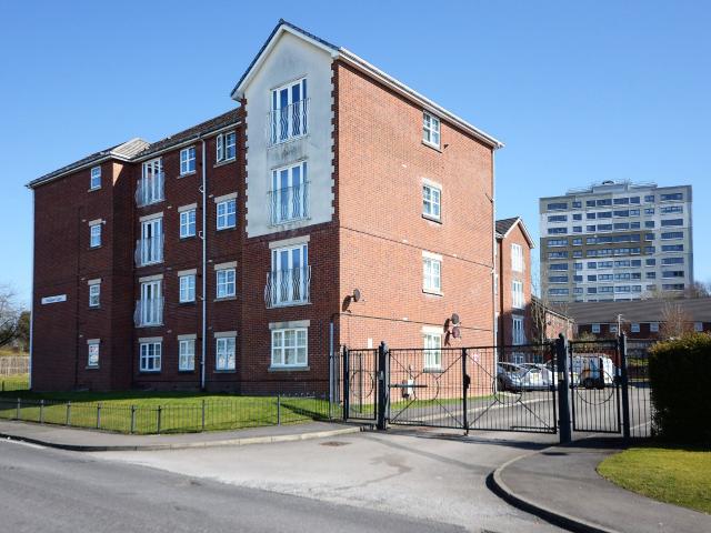 2 bed flat to rent in Wordsworth Road, Denton, M34