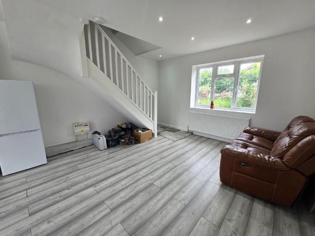 2 bed flat to rent in Watford, WD19