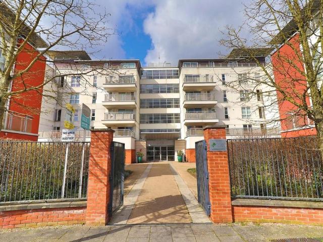 2 bed flat to rent in Watkin Road, Leicester
