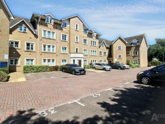 2 bed flat to rent in Walnut Close, Basildon, SS15