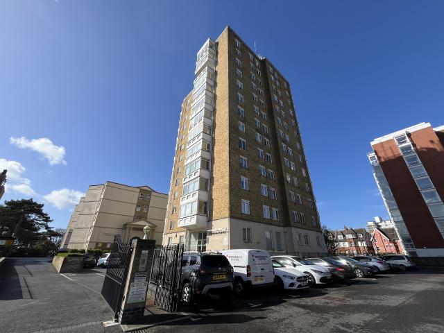 2 bed flat to rent in West Cliff Road, Bournemouth, BH2