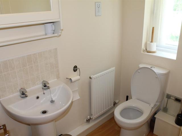 2 bed flat to rent in Wharton Crescent, Beeston, Nottingham, NG9 1RJ
