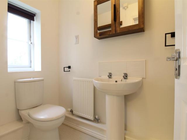 2 bed flat to rent in Wharton Crescent, Beeston, Nottingham, NG9 1RJ