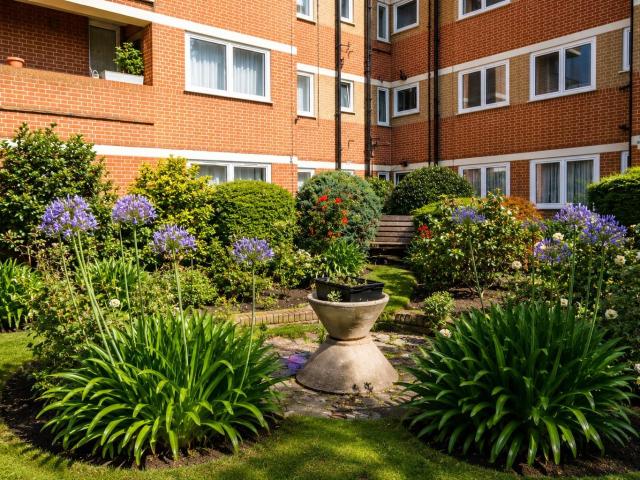 2 bed flat to rent in Upper Richmond Road, London | James Anderson