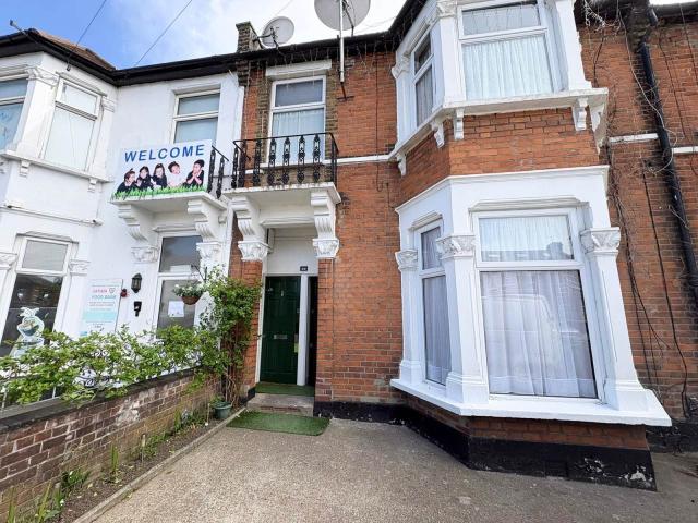 2 bed flat to rent in york road, ilford, ig1