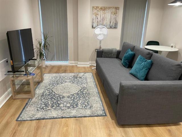 2 bed flat to rent Mattock Ln, London W5 5BG