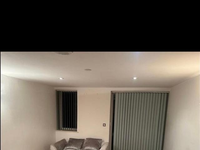 2 bed flat Town Centre Ready to move 1250rent