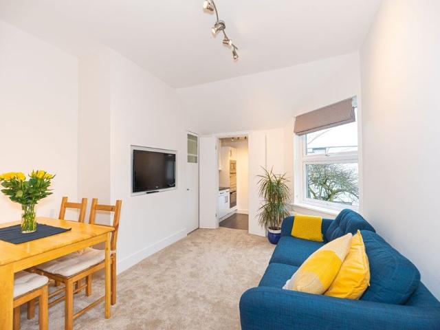 2 Bed Flat, Tranmere Road, SW18
