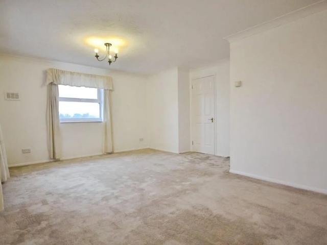 2 Bed Flat, Vanbrugh Court, RG1