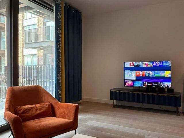 2 Bed Flat, Viaduct Gardens, SW11