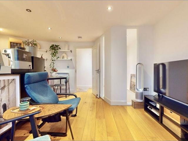 2 Bed Flat, Vivian Avenue, NW4