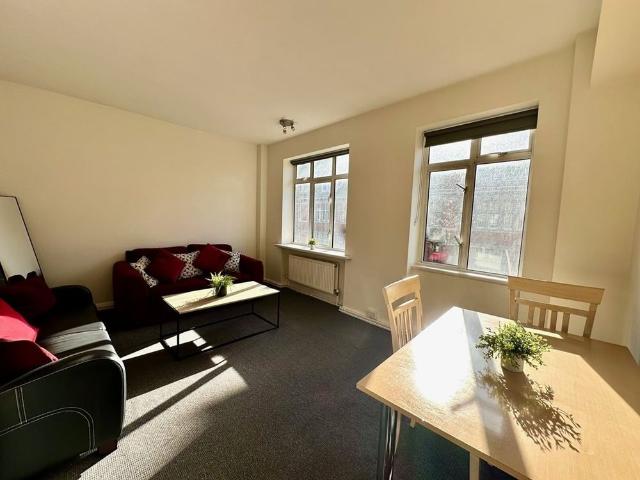 2 Bed Flat, Warren Court, NW1