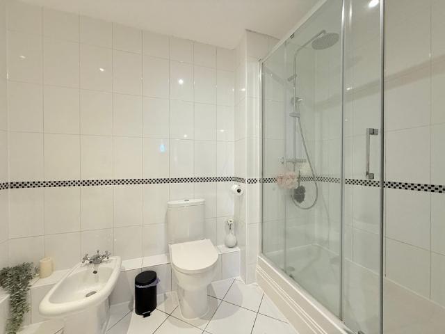 2 Bed Flat, Warren House, W14