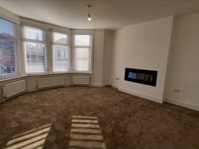 2 Bed Flat, Warwick Drive, CH45