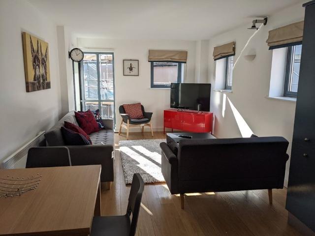 2 Bed Flat, Waterloo Court, LS10