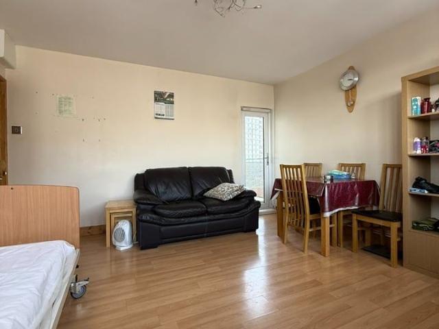 2 Bed Flat, Watling Gardens, NW2