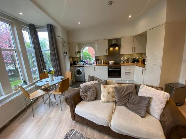 2 Bed Flat, Welburn Drive, LS16