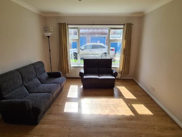 2 Bed Flat, Wellington Road South, TW4