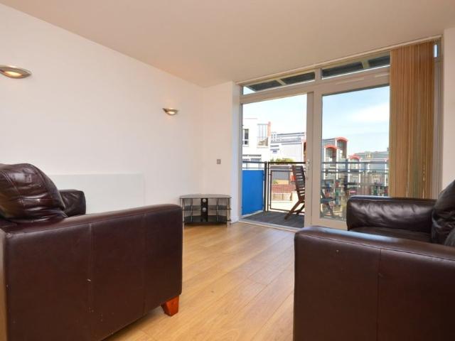 2 Bed Flat, West Parkside, SE10
