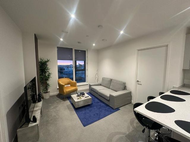 2 Bed Flat, Wharf End, M17