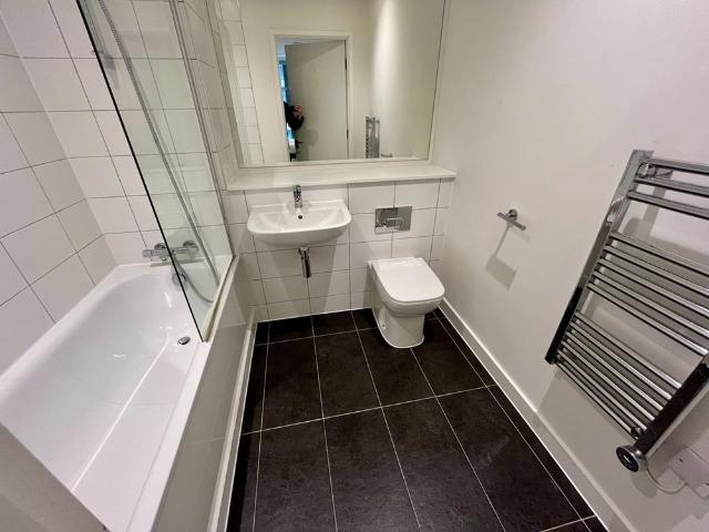 2 Bed Flat, Wharf End, M17