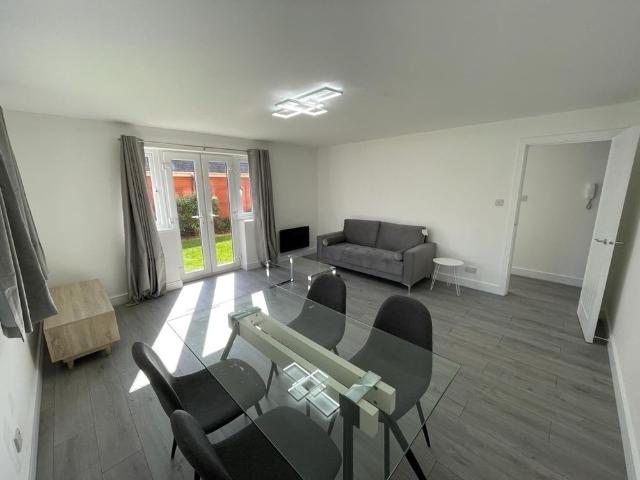 2 Bed Flat, Winnipeg Quay, M50
