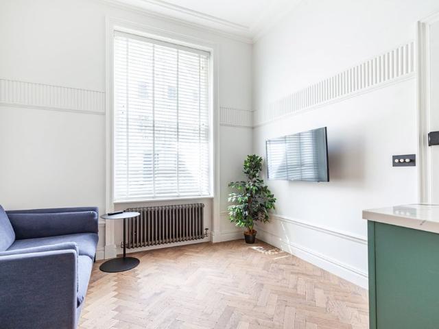 2 Bed Flat, Winchester Street, SW1V