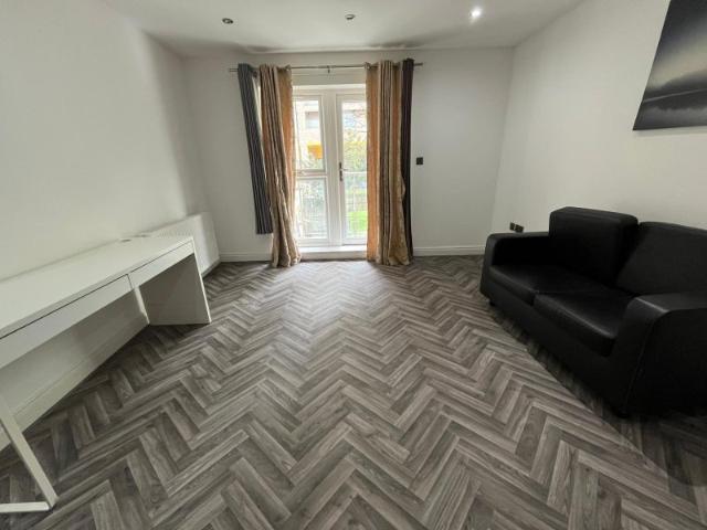 2 Bed Flat With Balcony Near Limehouse DLR, E1