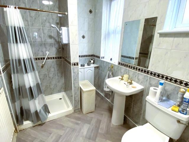 2 Bed Flat with Garden Gants Hill £1700 Pcm
