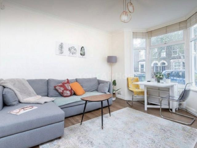 2 Bed Flat with Private Garden Short Let E17