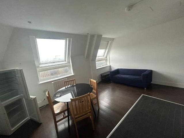2 Bed Flat, Woodpark Court, HA3
