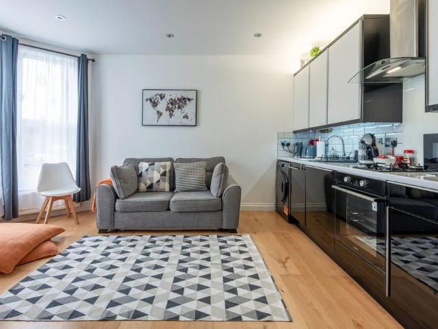 2 Bed Flat, Woodside Road, N22
