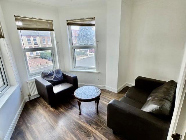 2 Bed Flat, York Road, IG1