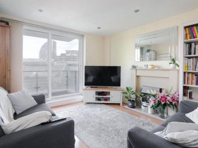 2 bed flat 15 mins away from Waterloo