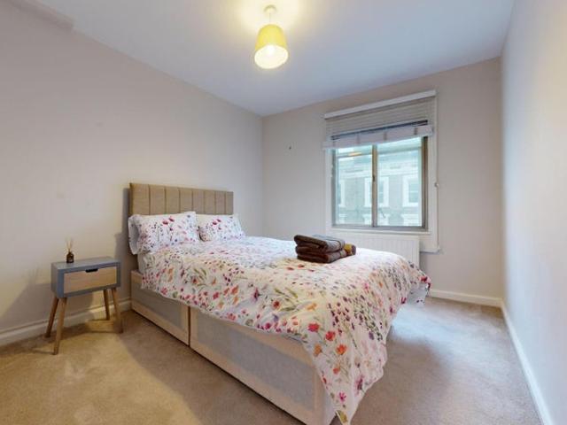 2 bed flat, 10 mins walk from West Brompton